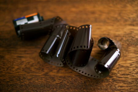 フィルムカメラの現像料金は？カメラの種類から写真をプリントする方法を紹介